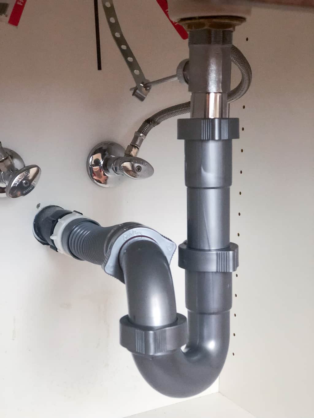 How to Install a Flexible Waste Pipe When the Drain Doesn't Line Up ...