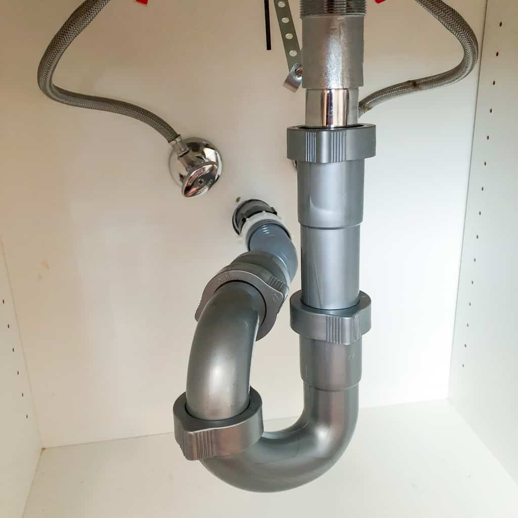 How to Install a Flexible Waste Pipe When the Drain Doesn't Line Up ...