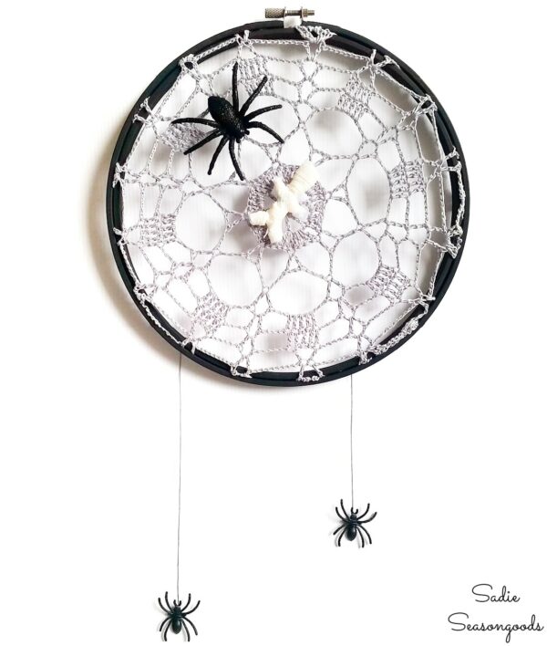 15 Creepy-Crawly DIY Halloween Spider Decoration Ideas - The Handyman's ...